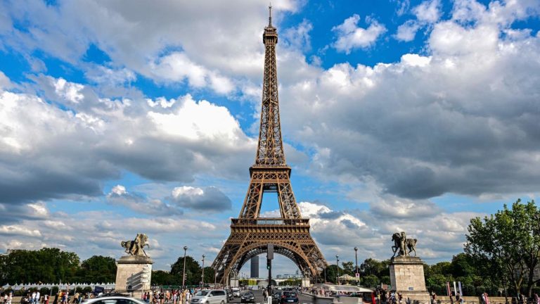Khám Phá Tháp Eiffel: Biểu Tượng Paris Đầy Quyến Rũ | FOCUS ASIA TRAVEL